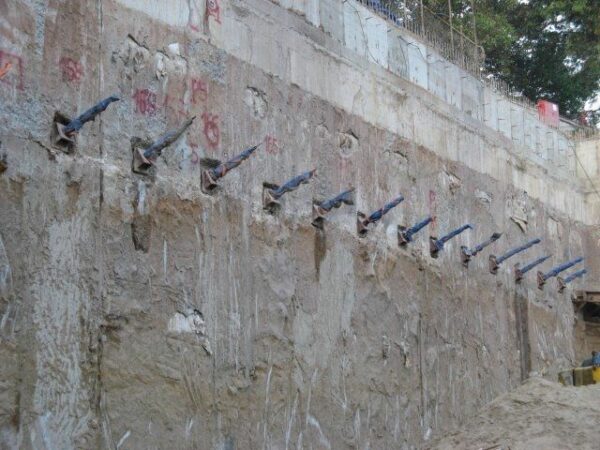 Diaphragm wall combines ground anchor system - Bachy Soletanche Vietnam